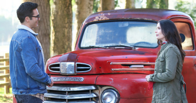 ELSEWORLDS: Clark Kent & Lois Lane Reunite On SMALLVILLE's Kent Farm In ...