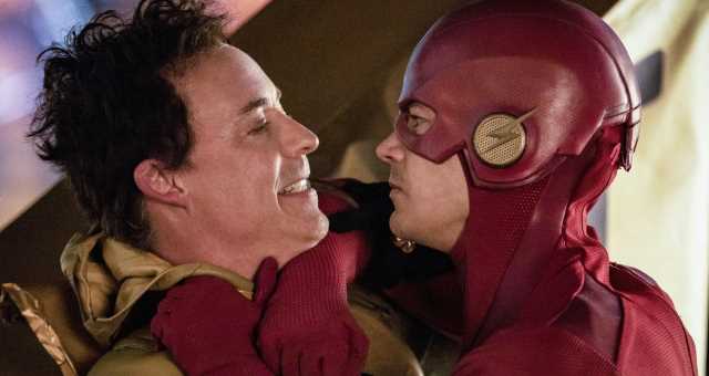 THE FLASH Fights His Reverse In New Photos From The Season 5 Finale ...