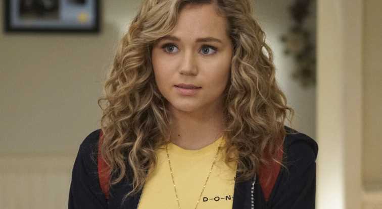 STARGIRL & Her Team Face Sportsmaster & Tigress In New Photos From ...