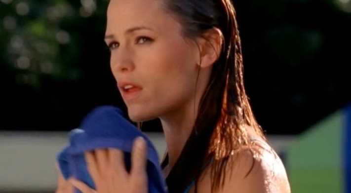 DAREDEVIL Star Jennifer Garner Recreates Iconic ALIAS Pool Scene For ...