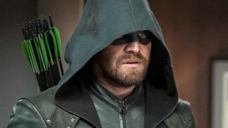 ARROW Star Stephen Amell Open To An Arrowverse Return...But Hopes To ...
