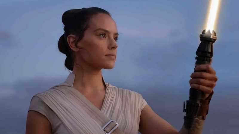 STAR WARS Fans Believe Daisy Ridley May Be Teasing Her Return As Rey ...