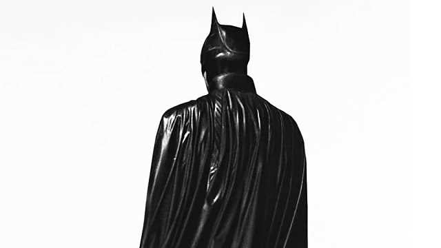 THE BATMAN: The Dark Knight Watches Over Gotham City In Atmospheric New ...